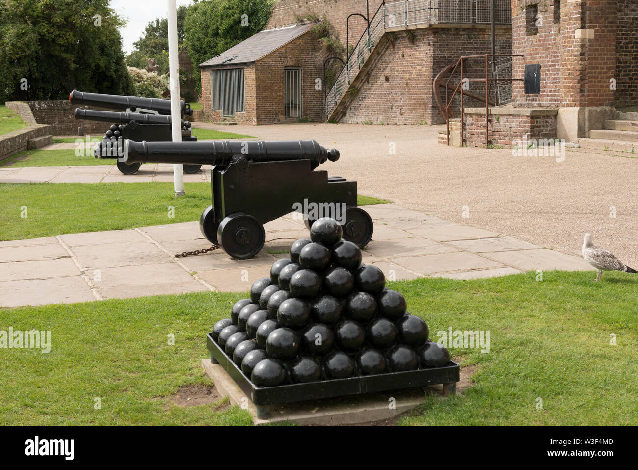 Cannons and cannon balls hi-res stock photography and images - Alamy