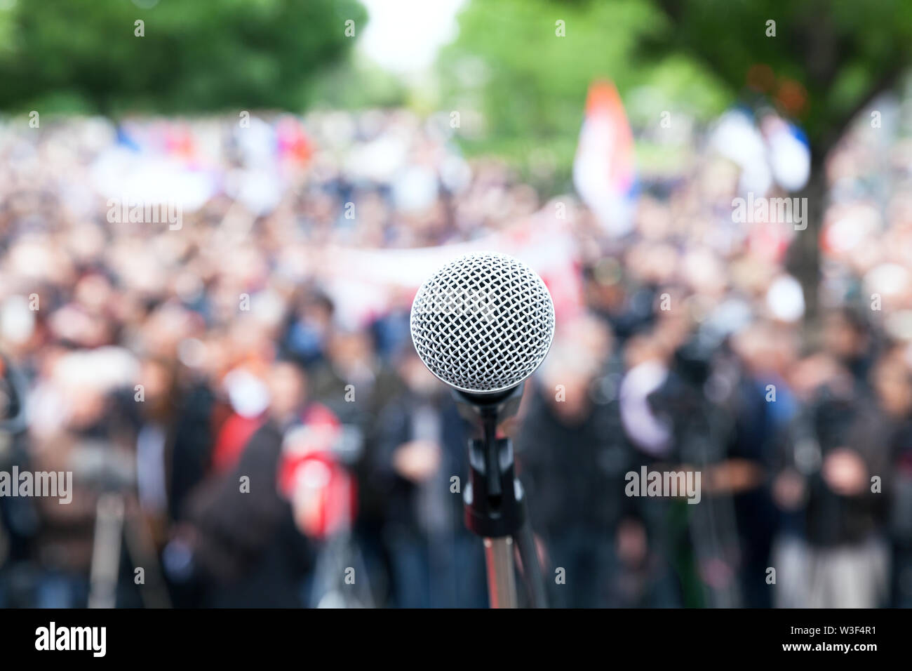 Microphone in focus against blurred crowd Stock Photo - Alamy