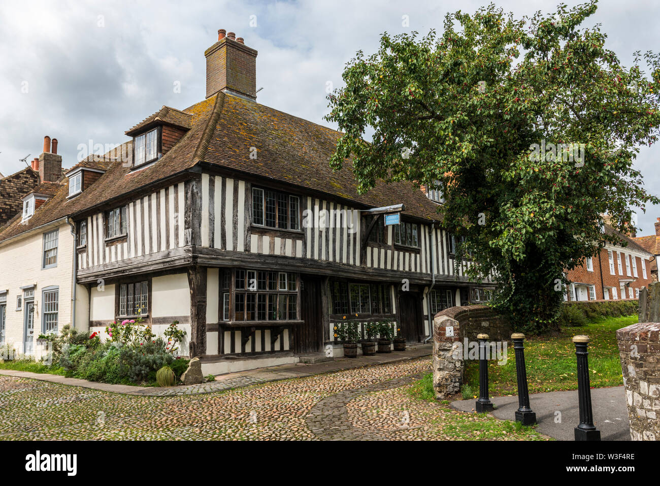 Tudor church hi-res stock photography and images - Alamy