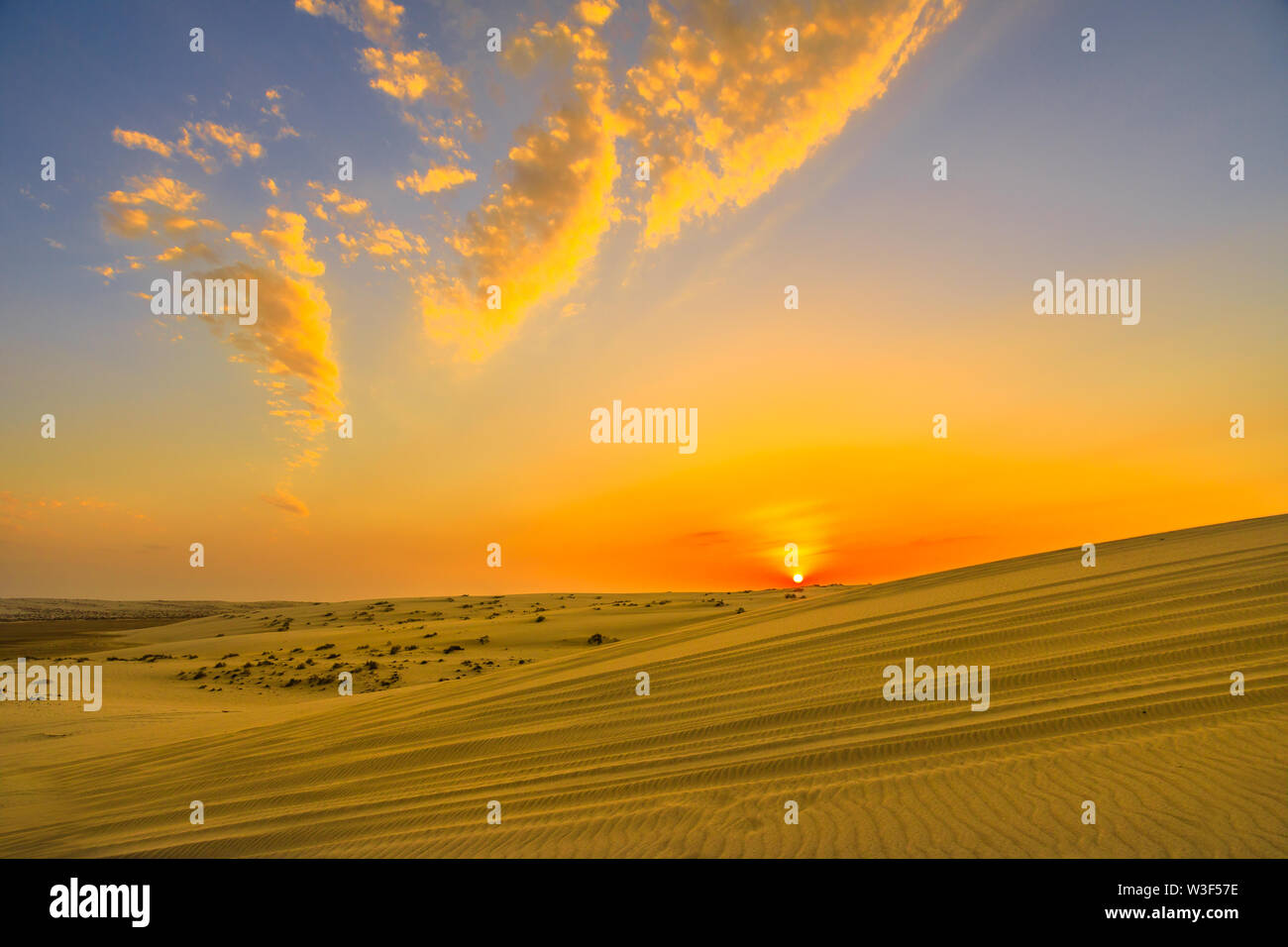 Saudi desert sunset hi-res stock photography and images - Alamy