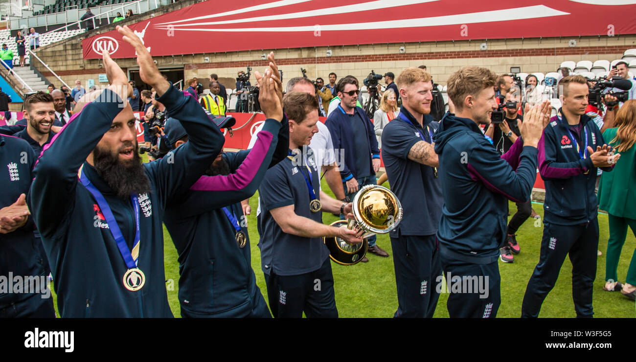 Cricket players walking on pitch hi-res stock photography and images ...