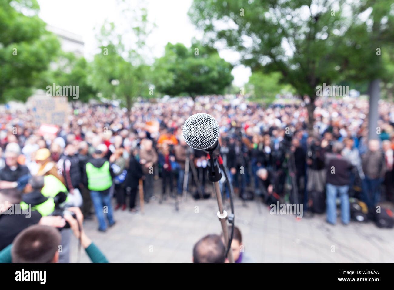 Microphone in focus against blurred crowd Stock Photo - Alamy