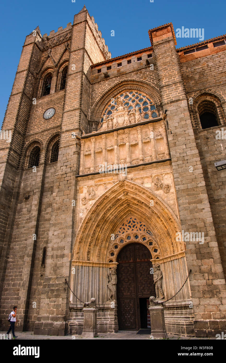 Romanesque gothic architecture hi-res stock photography and images - Alamy