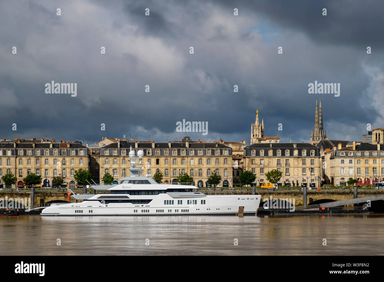 Riverfront bordeaux hi-res stock photography and images - Alamy