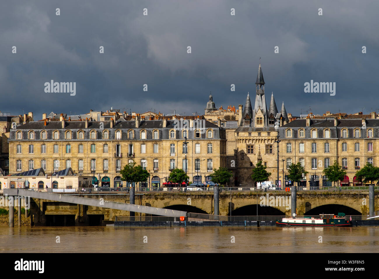 Riverfront bordeaux hi-res stock photography and images - Alamy