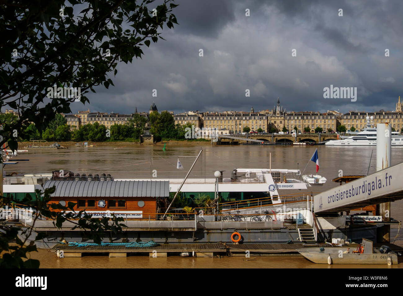 Riverfront bordeaux hi-res stock photography and images - Alamy