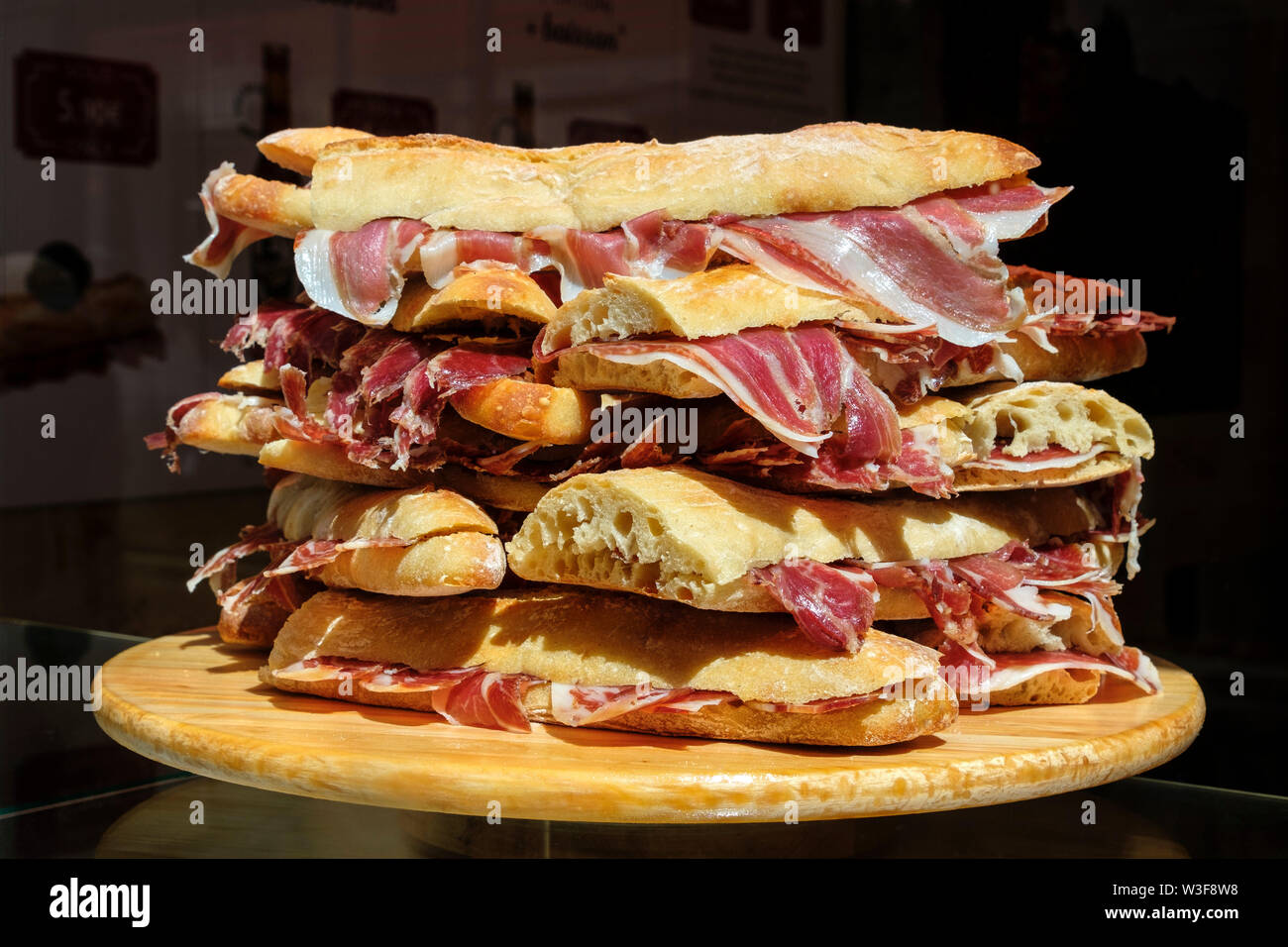 Sándwich de delicatessen hi-res stock photography and images - Alamy