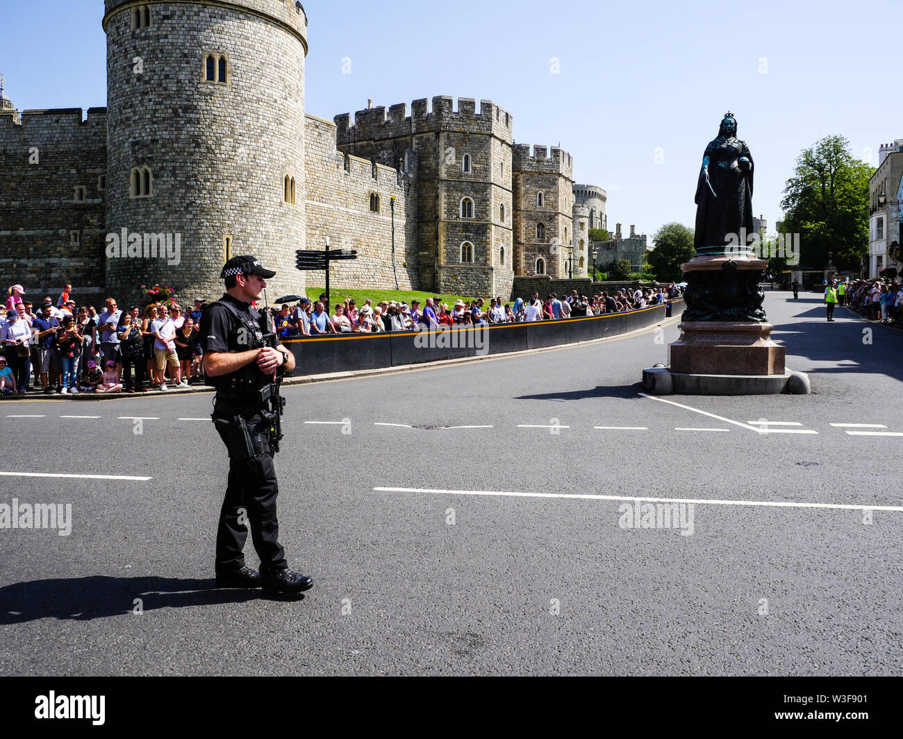 Armed police outside windsor castle hi-res stock photography and images ...