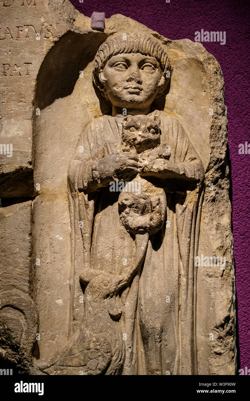 Funerary stele of a girl, roman rests room gallo Roman era, Musée d ...