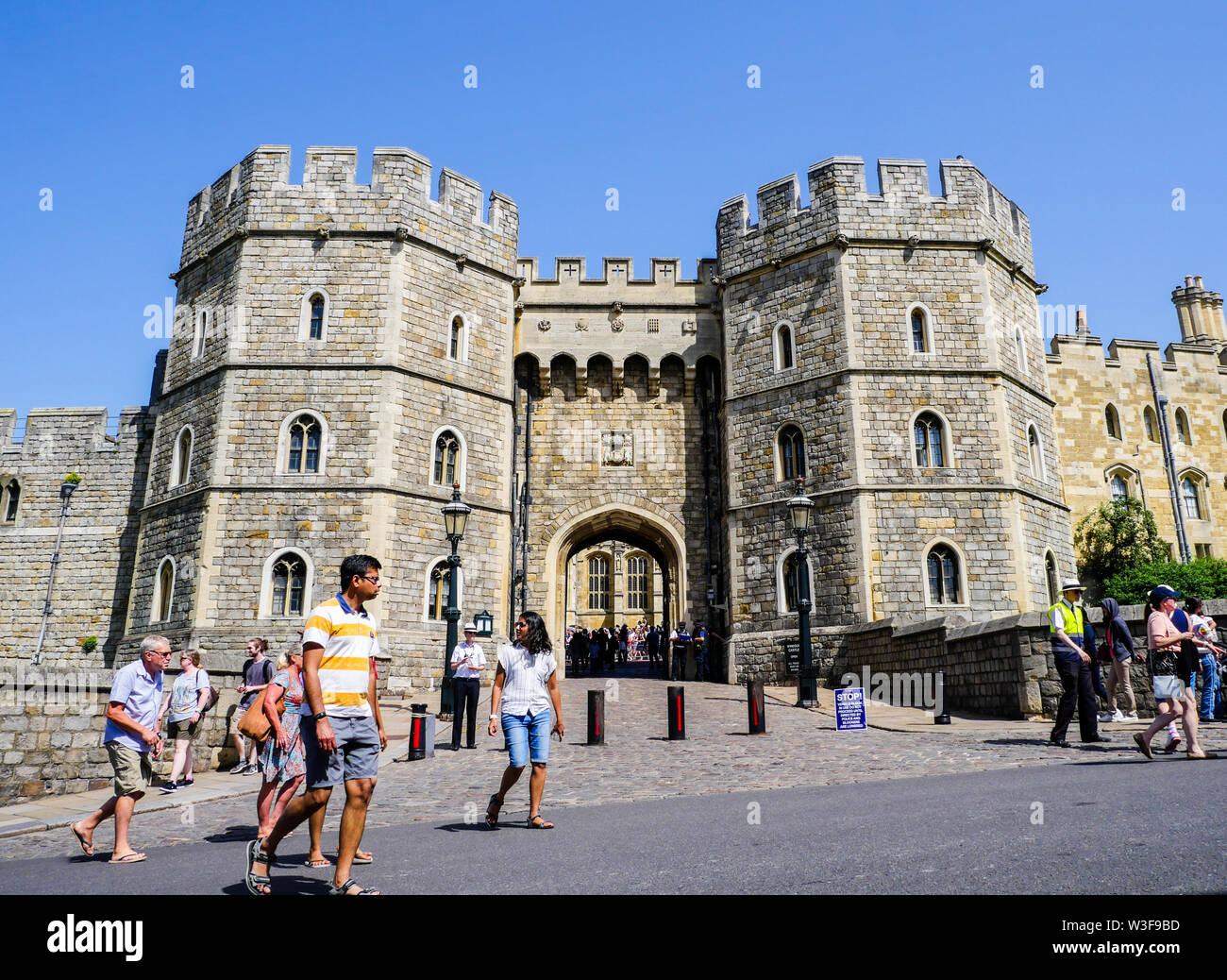 Windsor castle gates hi-res stock photography and images - Alamy