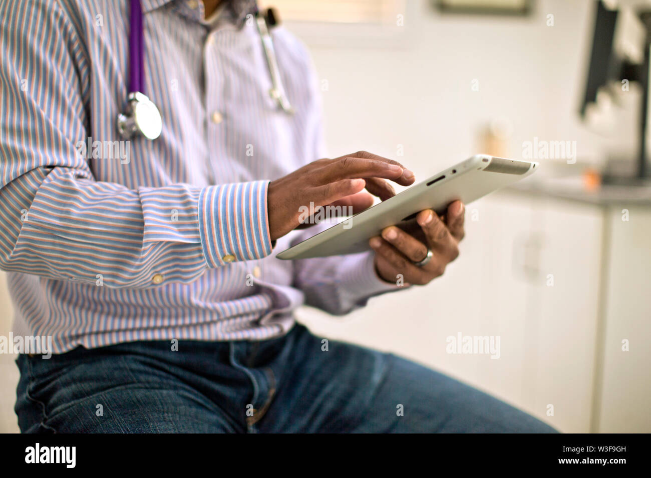 Holding ipad with hands hi-res stock photography and images - Alamy