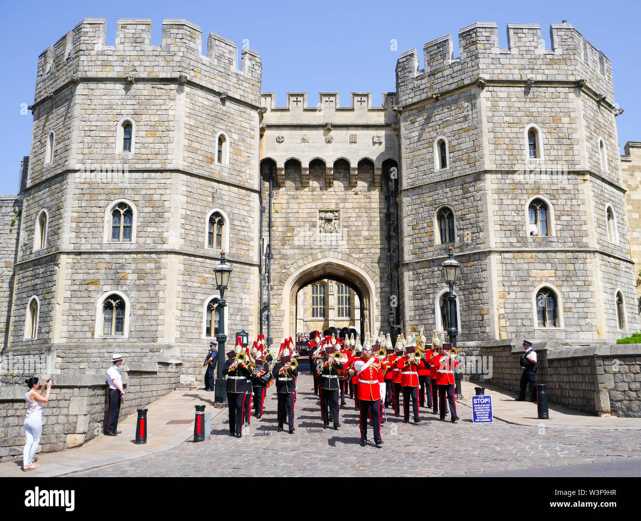 Changing The Guard at Windsor Castle, Queens Life Guard, Windsor Castle ...