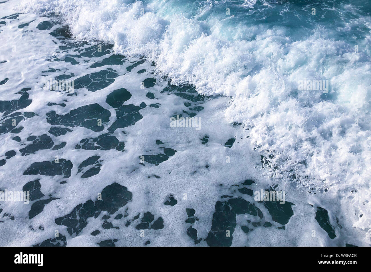 Shiny ocean water foamy waves hi-res stock photography and images - Alamy