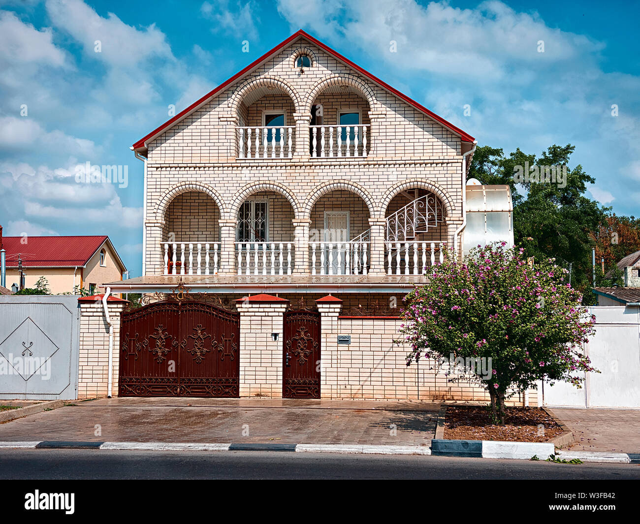 Yellow two storey house hi-res stock photography and images - Alamy