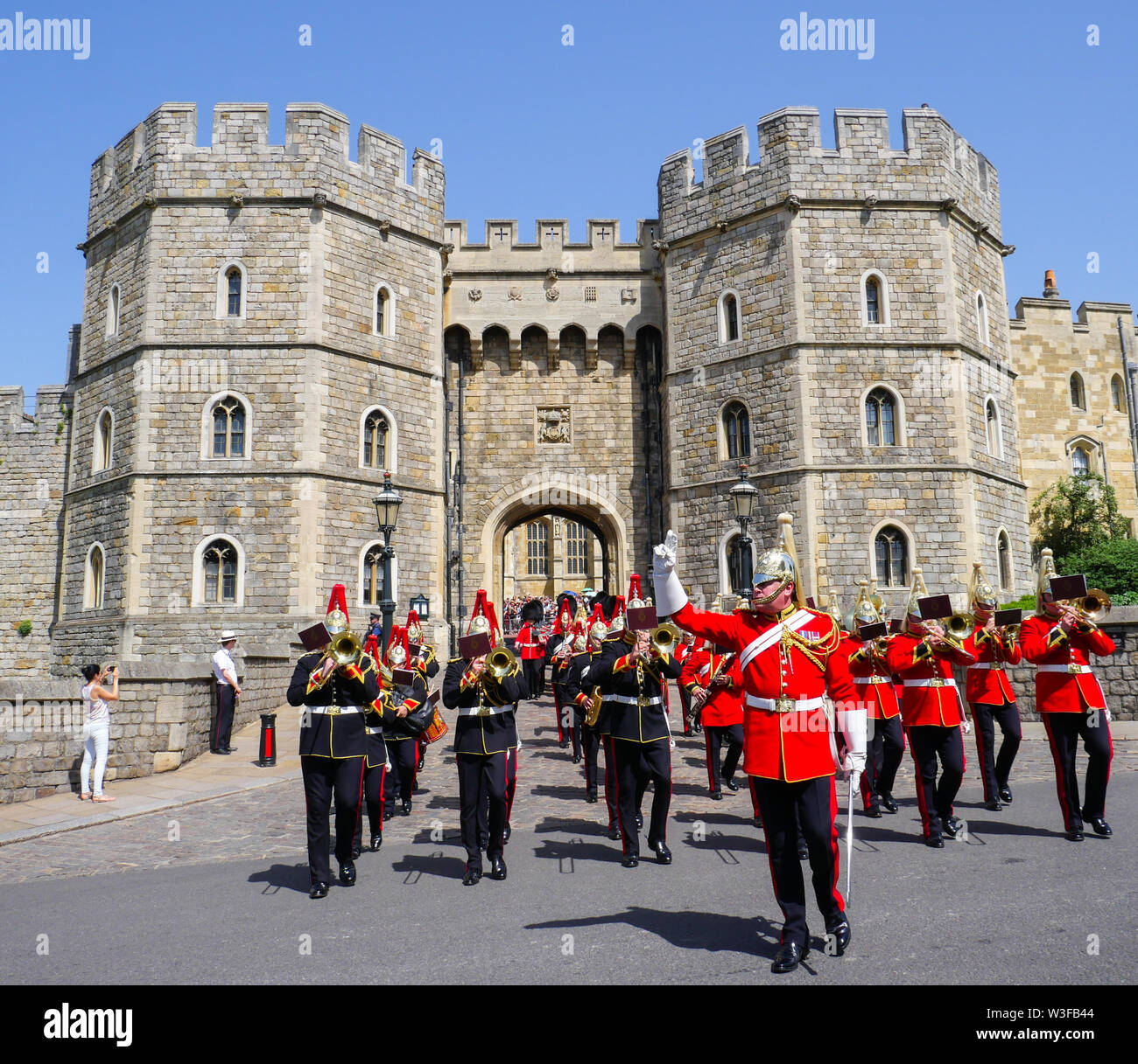 Changing The Guard at Windsor Castle, Queens Life Guard, Windsor Castle ...