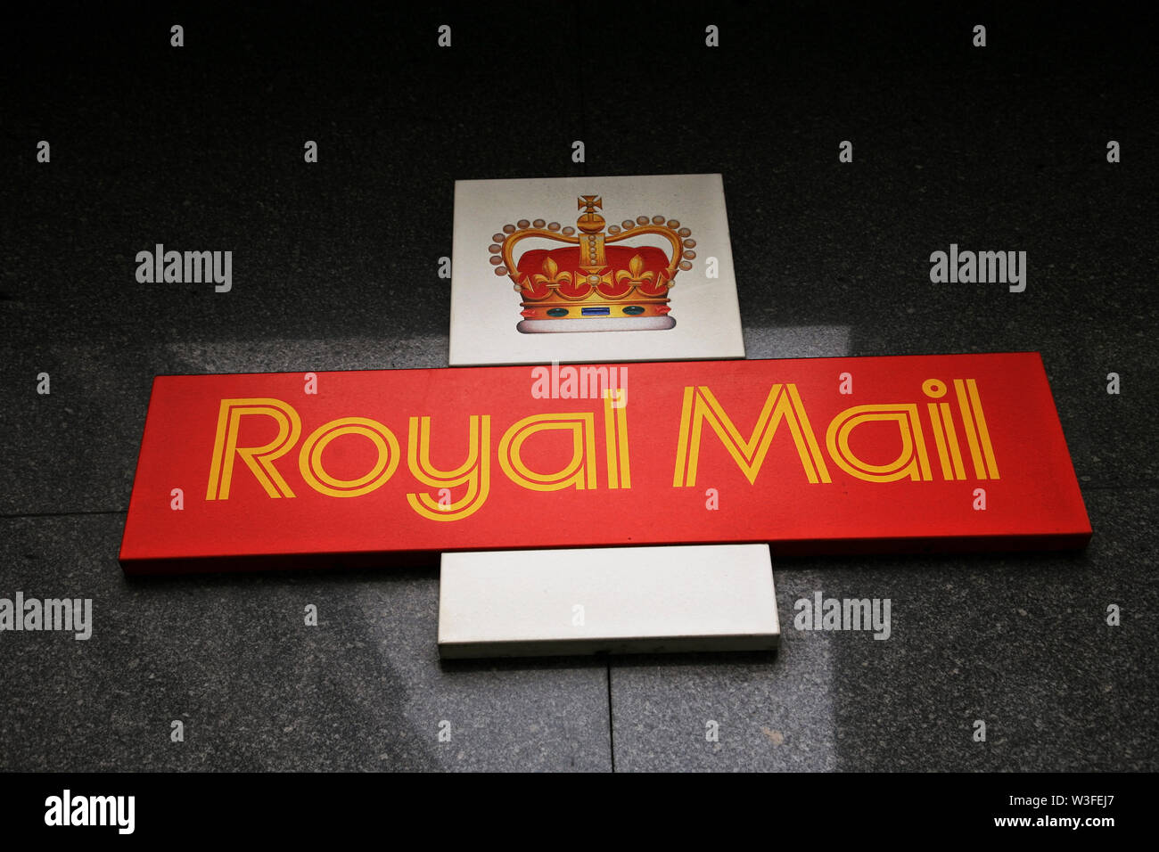 Royal mail crown logo hi-res stock photography and images - Alamy