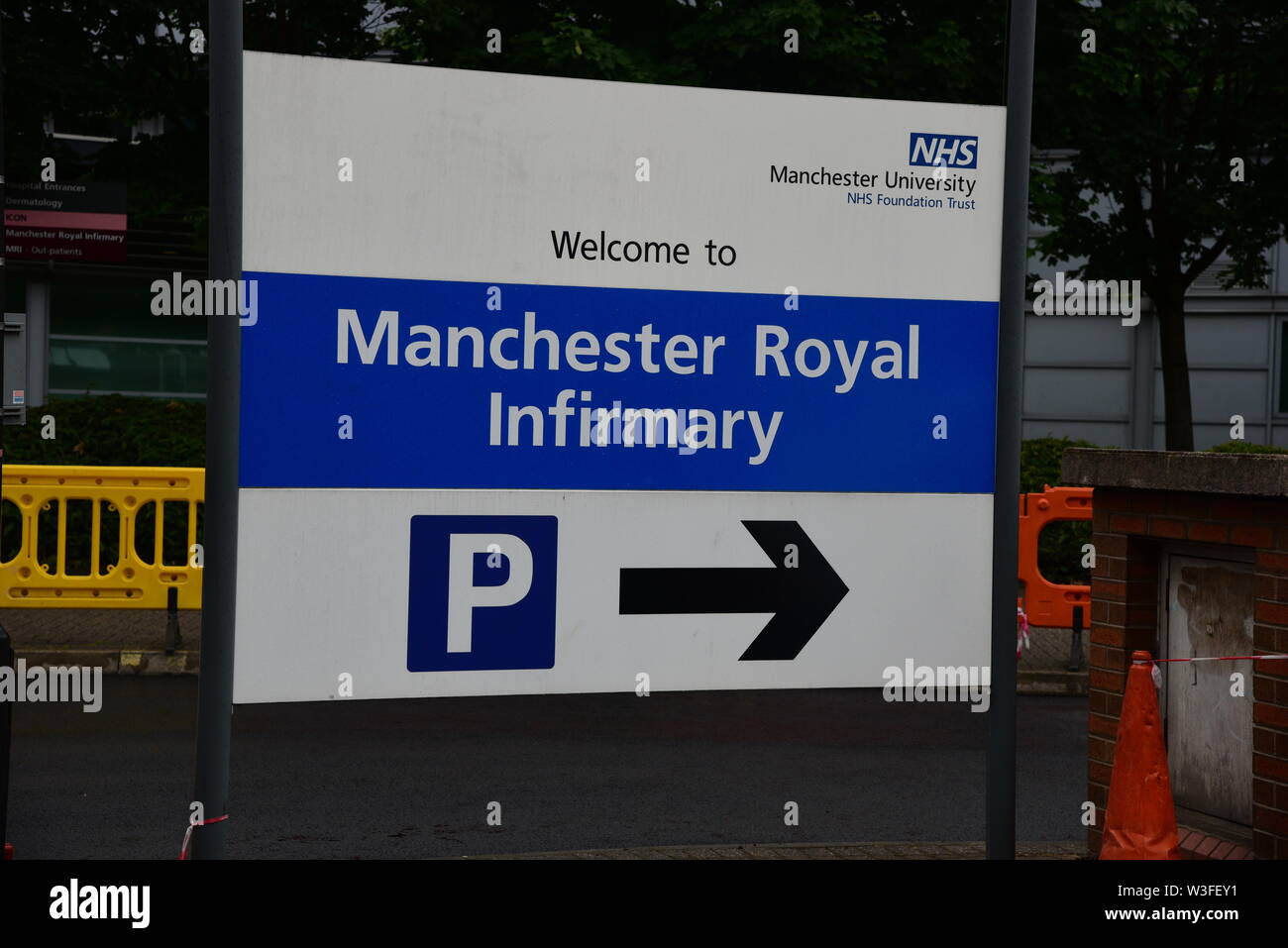 Entrance of manchester royal infirmary hi-res stock photography and ...