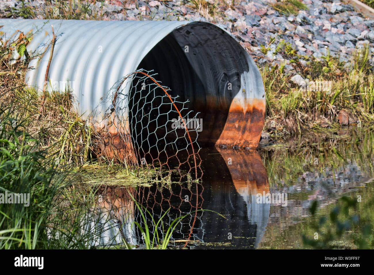 culvert and mesh that recovers the penetration of beavers and ...