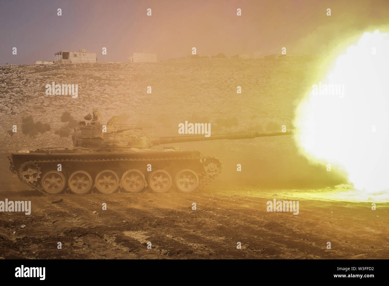 Tank firing hi-res stock photography and images - Alamy