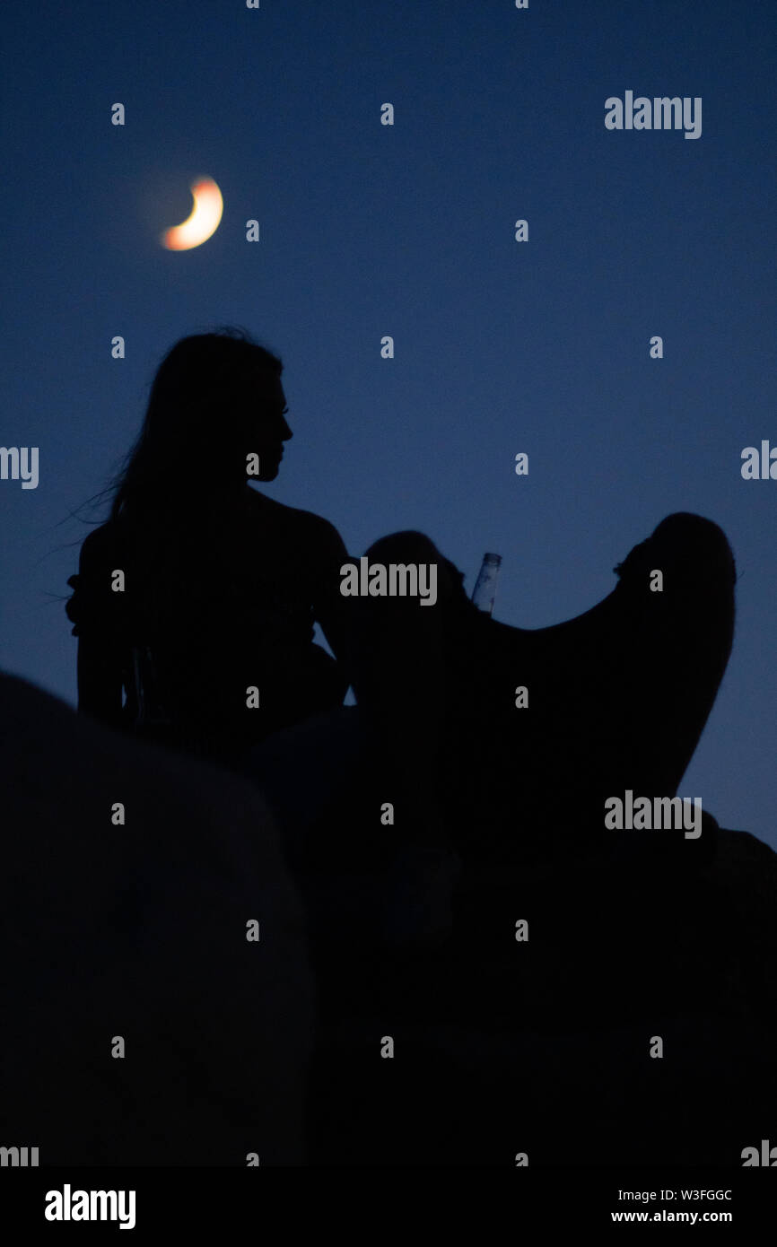 Silhouette couple moonlight hi-res stock photography and images - Alamy