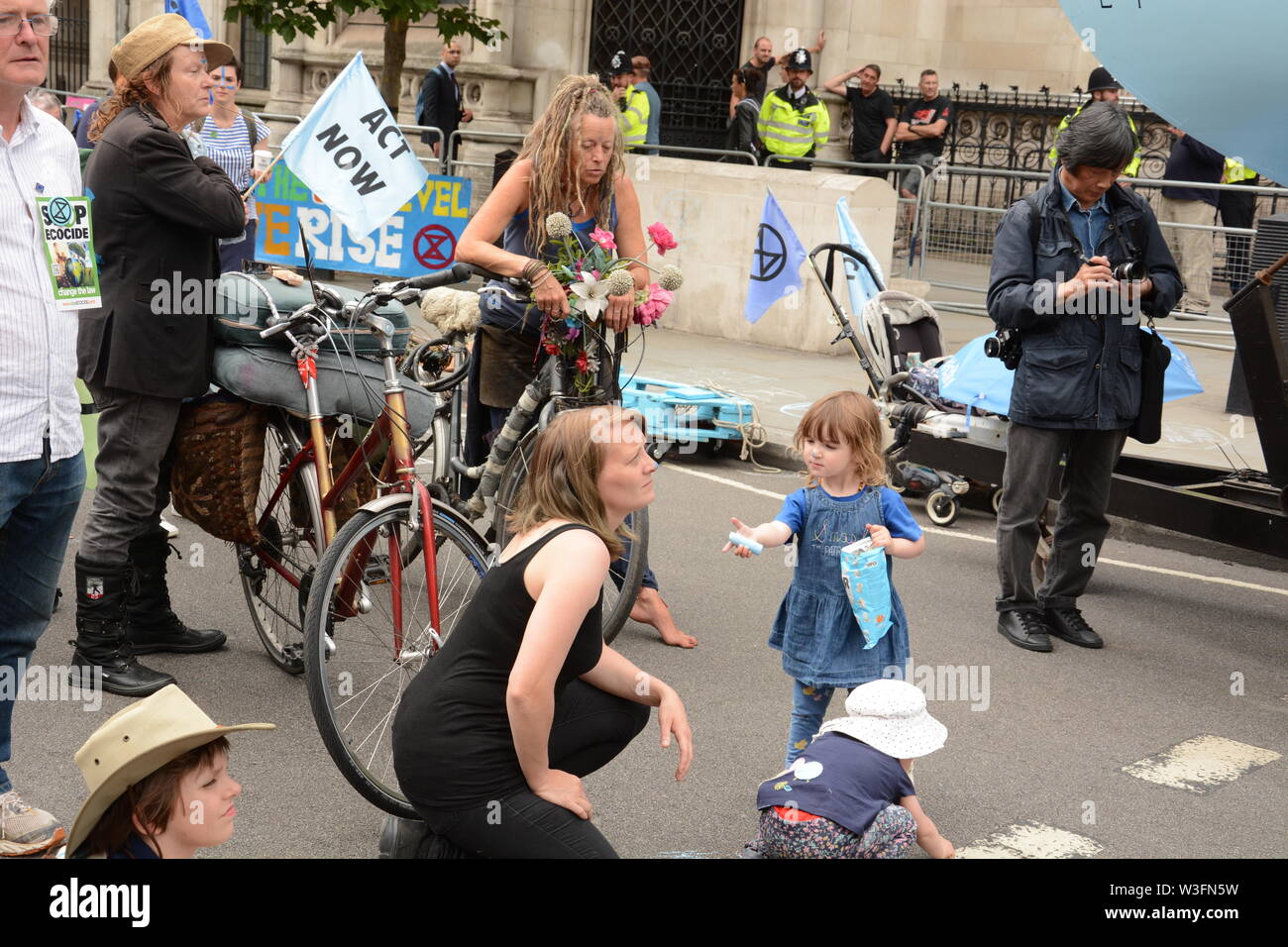 Extinction Rebellion stage a protest outdid the Royal Courts of Justice ...