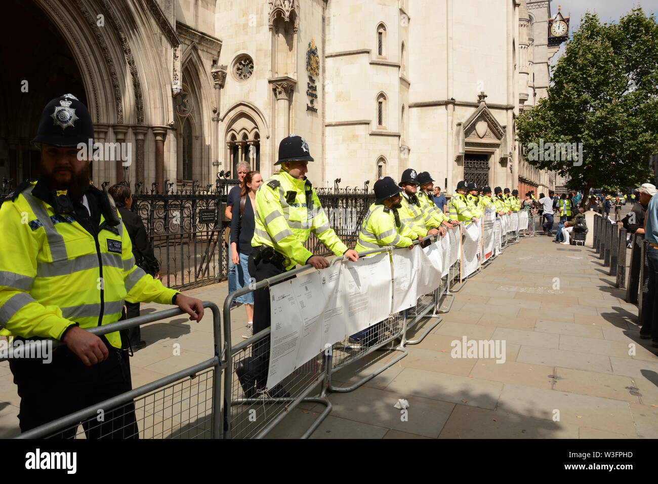 Extinction Rebellion stage a protest outdid the Royal Courts of Justice ...