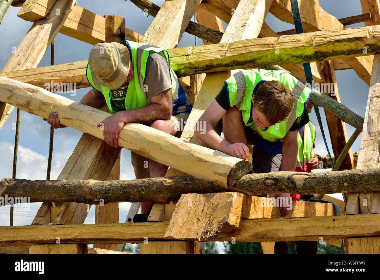 Building a traditional Anglo Saxon style heavy oak framed hall building ...