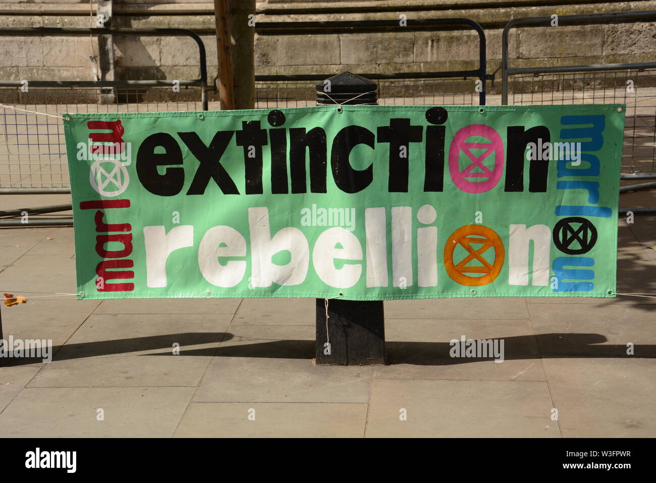 Extinction Rebellion stage a protest outdid the Royal Courts of Justice ...