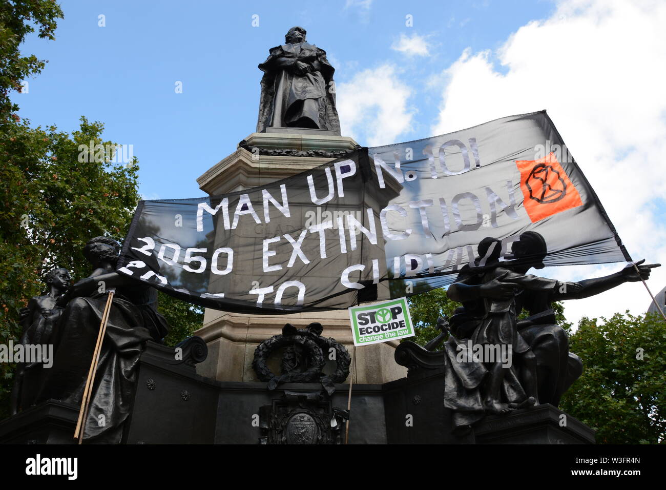 Extinction Rebellion stage a protest outdid the Royal Courts of Justice ...