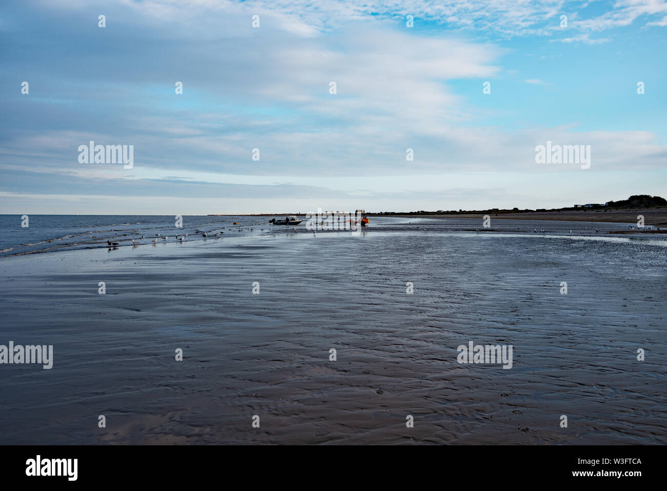 Low tide at Greatstone beach New Romney, Kent Stock Photo - Alamy