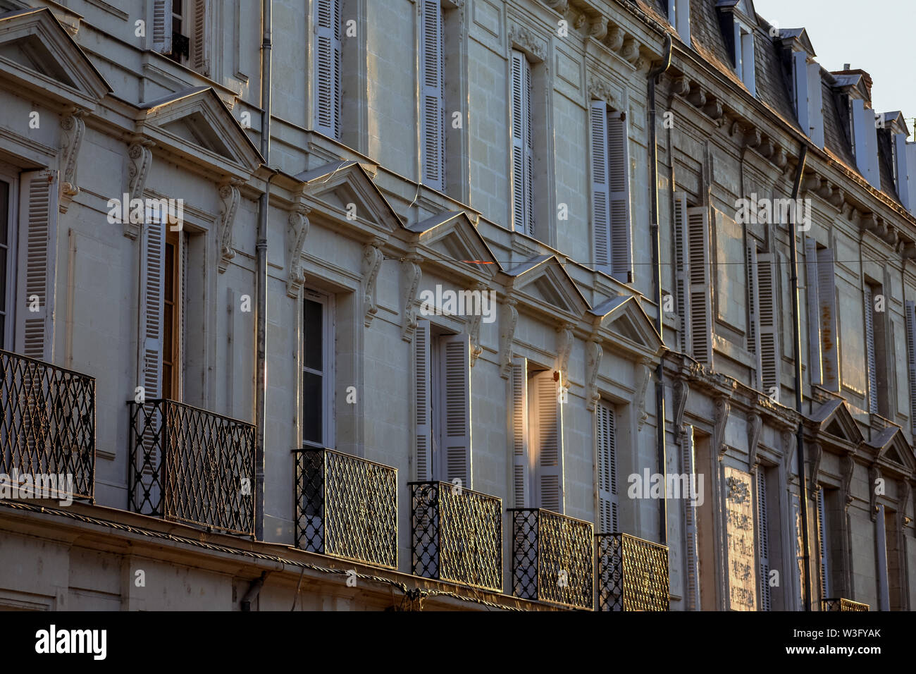 Front apartment building paris hi-res stock photography and images - Alamy