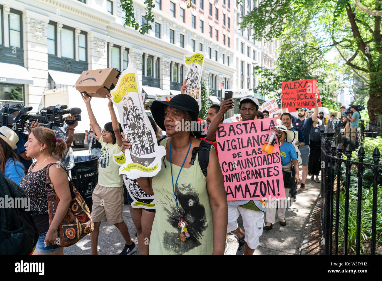 Jeff bezos amazon stage hi-res stock photography and images - Alamy