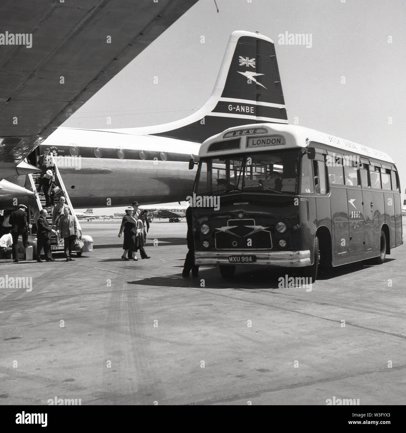 1950s, London Airport. Historical picture, a BOAC shuttle bus awaits ...