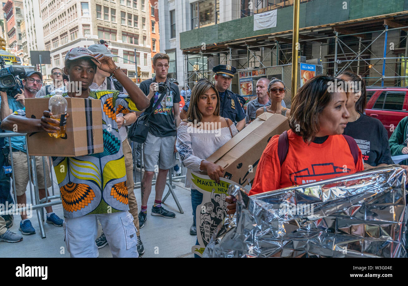 Jeff bezos amazon stage hi-res stock photography and images - Alamy