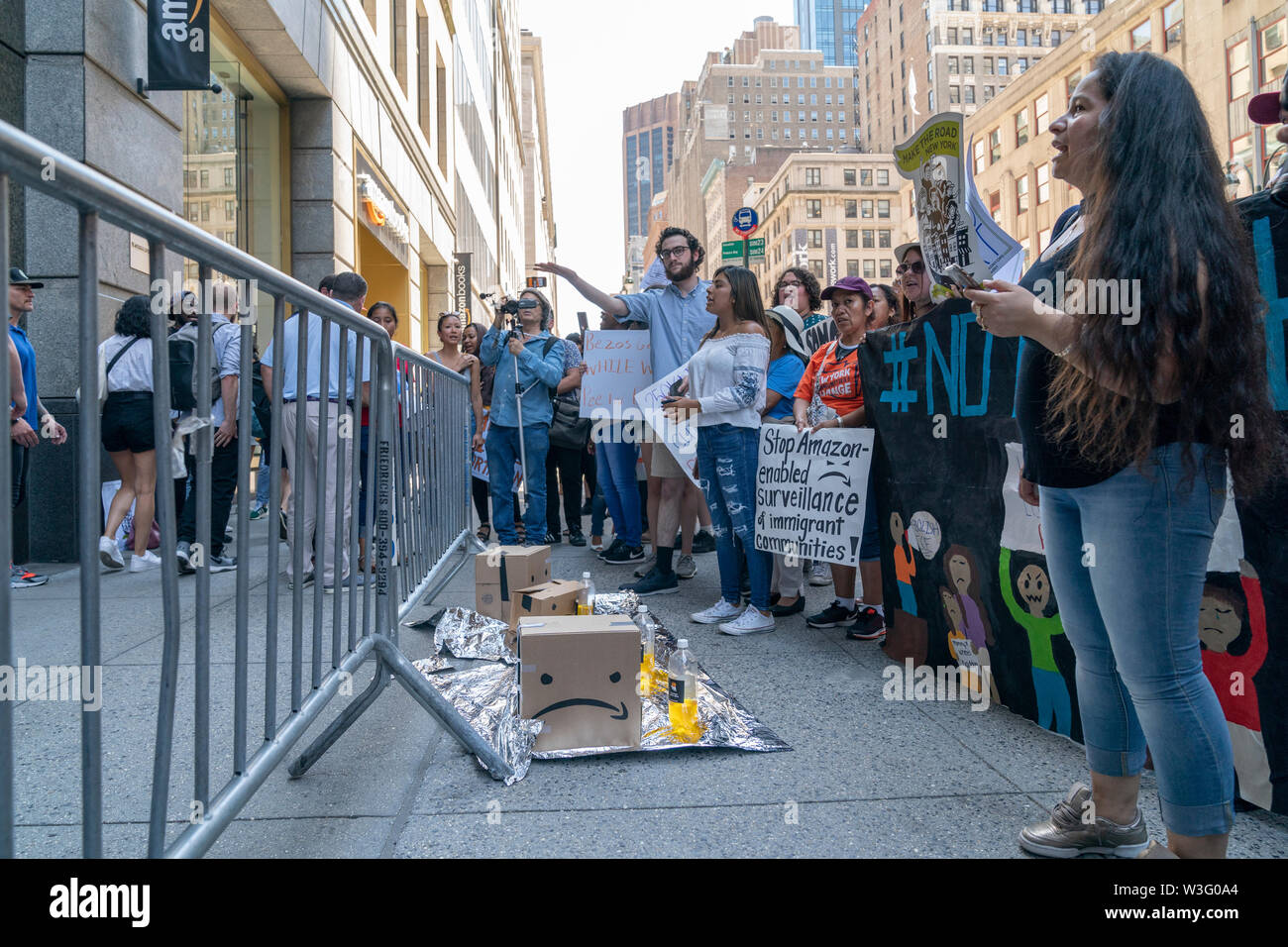 Jeff bezos amazon stage hi-res stock photography and images - Alamy