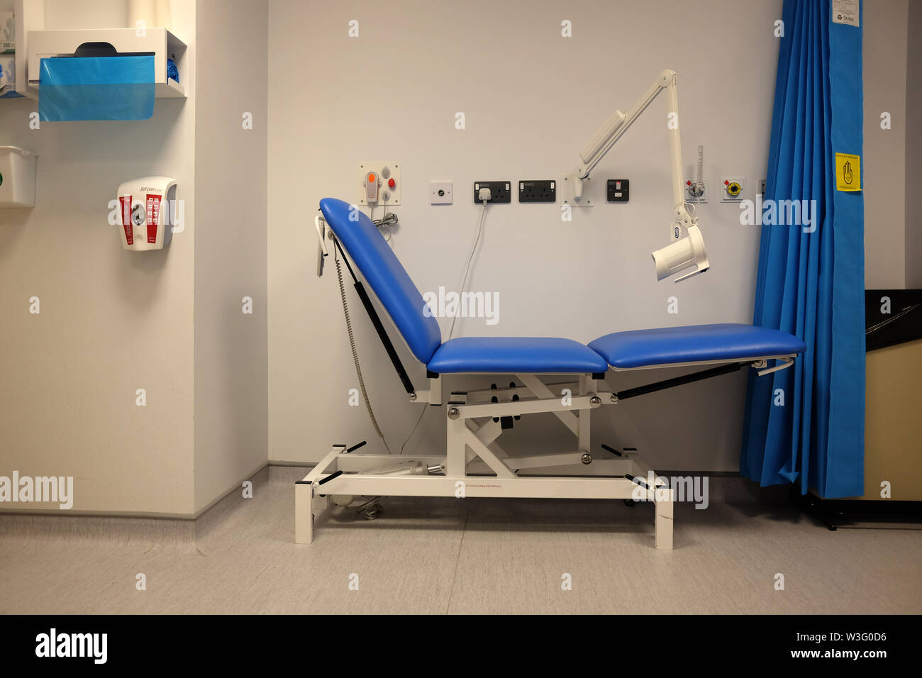 July 2019 - Hospital out patient examination bed Stock Photo - Alamy