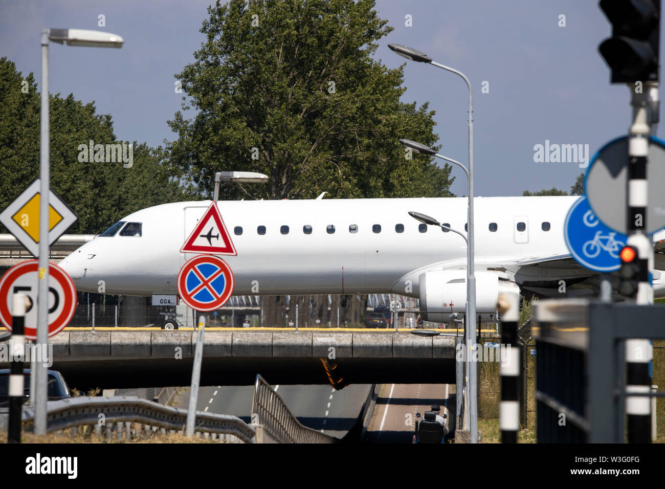 Airport Amsterdam Schiphol, Jet, on the taxiway, to the runway ...