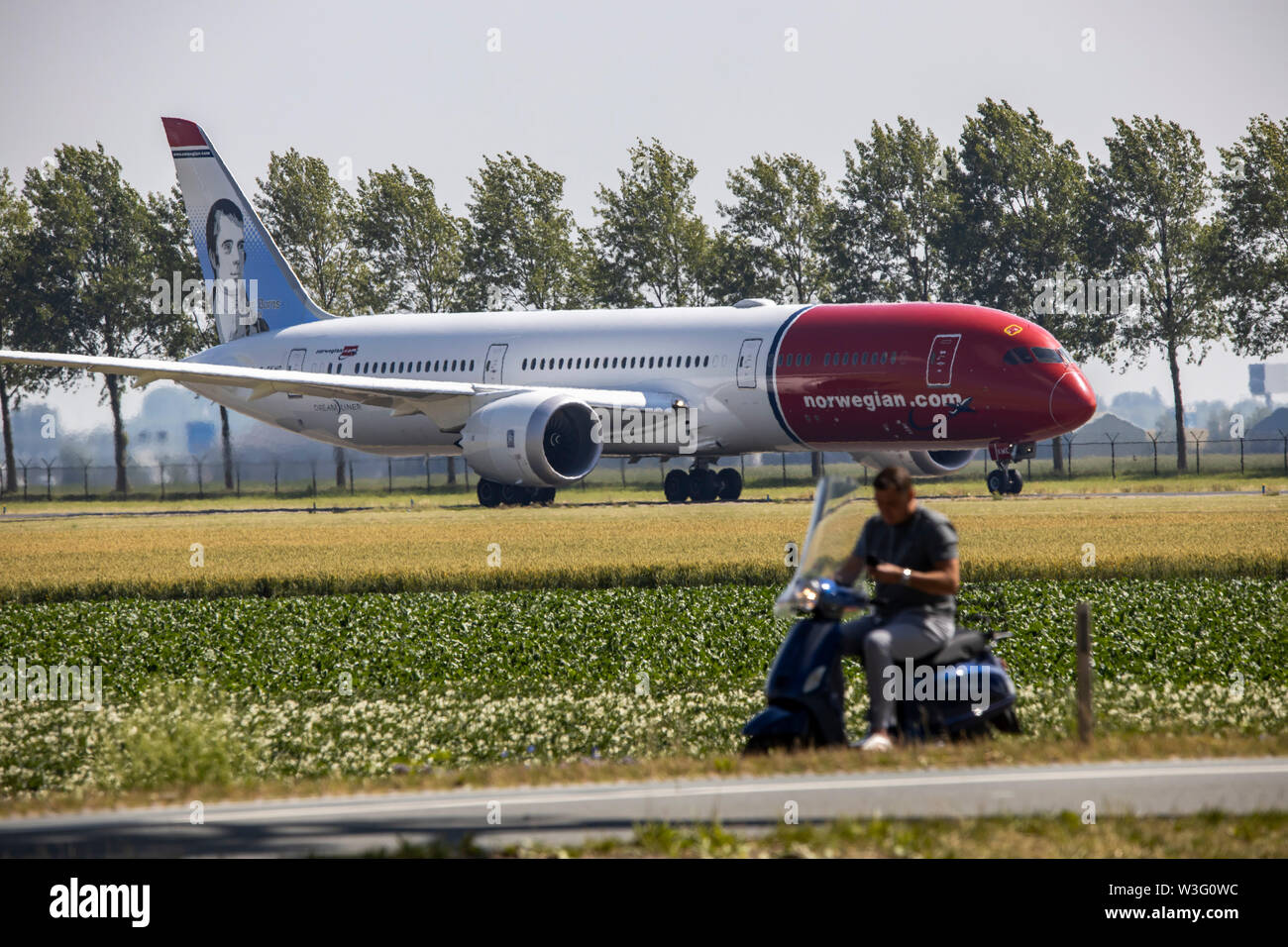Airport Amsterdam Schiphol, United Jet, on the taxiway, to the runway ...