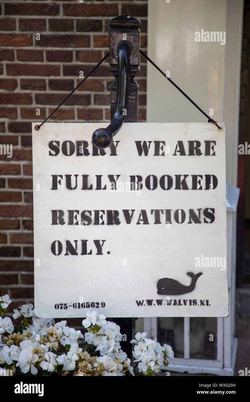 Fully booked restaurant hi-res stock photography and images - Alamy