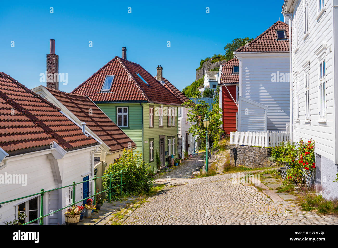 Old wooden houses and narrow streets in the pittoresk part of Bergen ...