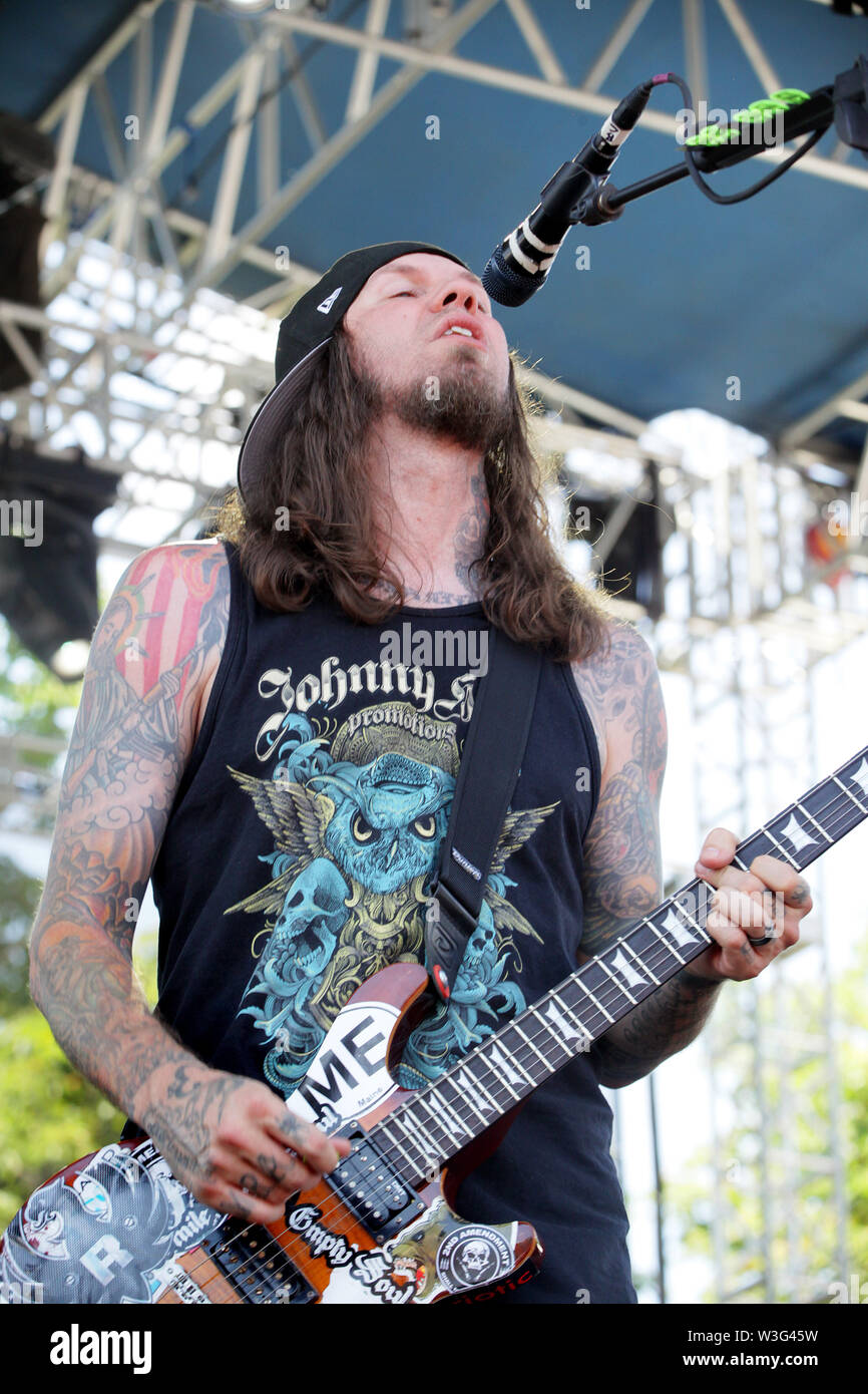 Sean Danielsen lead singer For smile empty soul Performs at ...