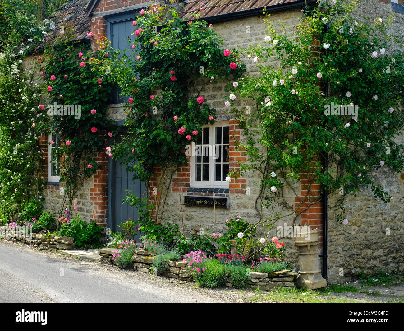 Cottage wiltshire hi-res stock photography and images - Alamy