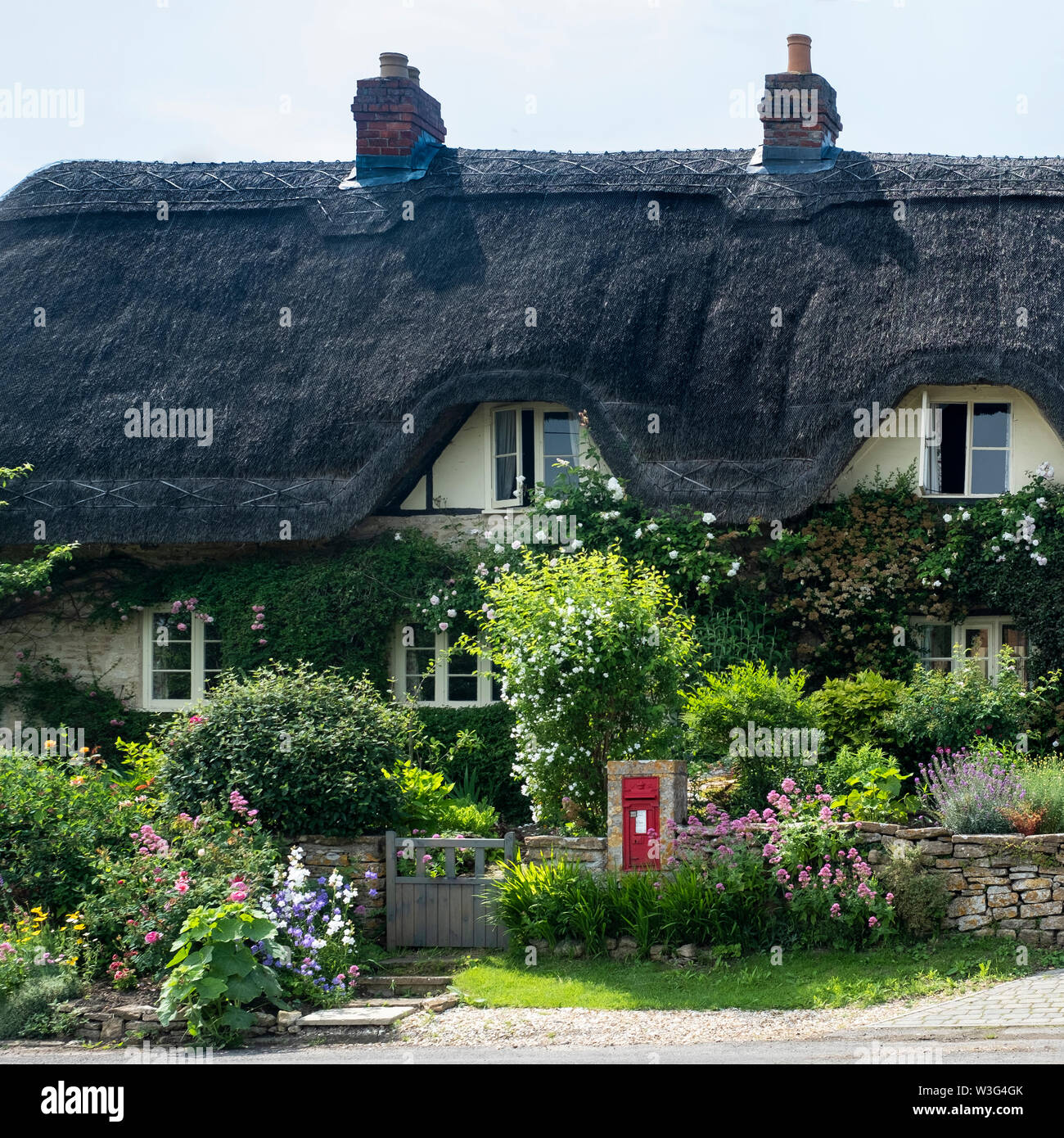 Typical cotswold cottages hi-res stock photography and images - Alamy