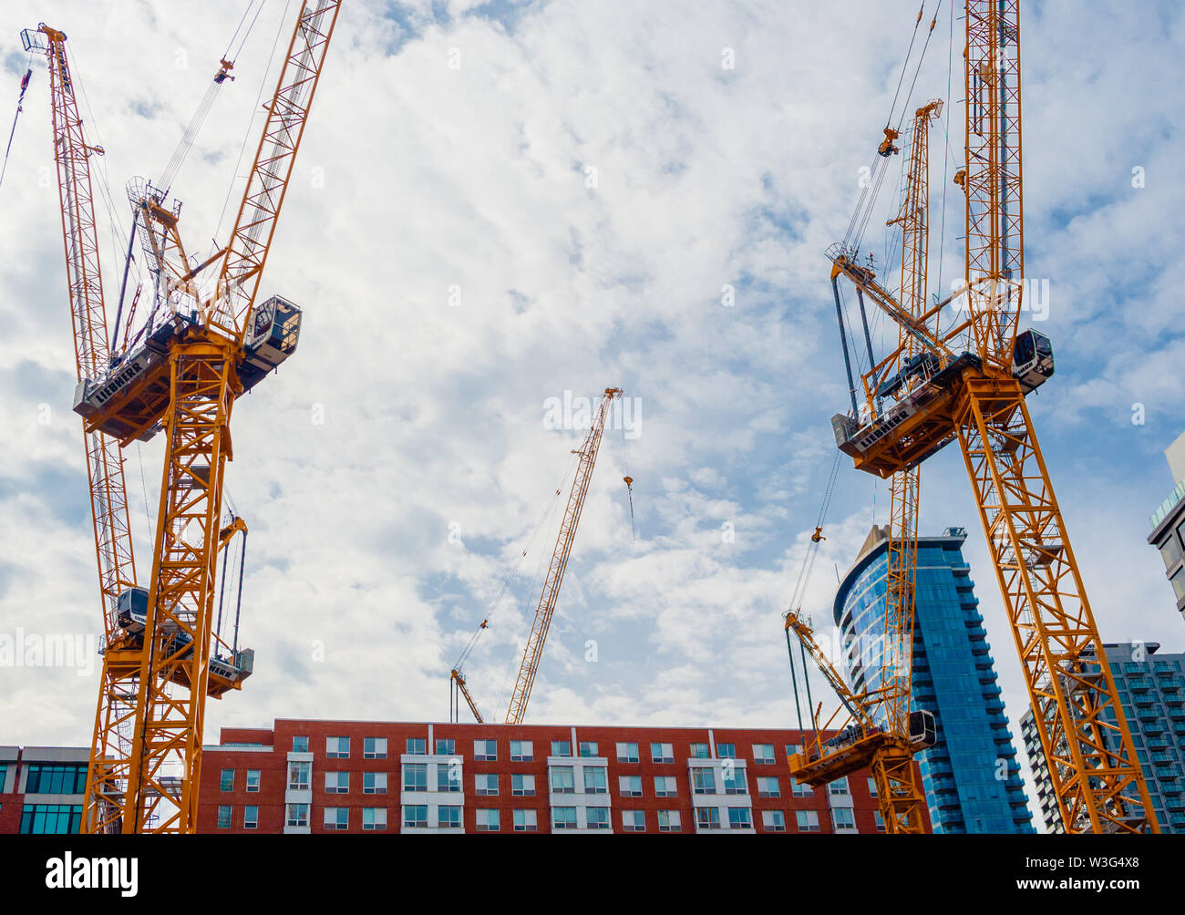 Tall cranes building hi-res stock photography and images - Alamy