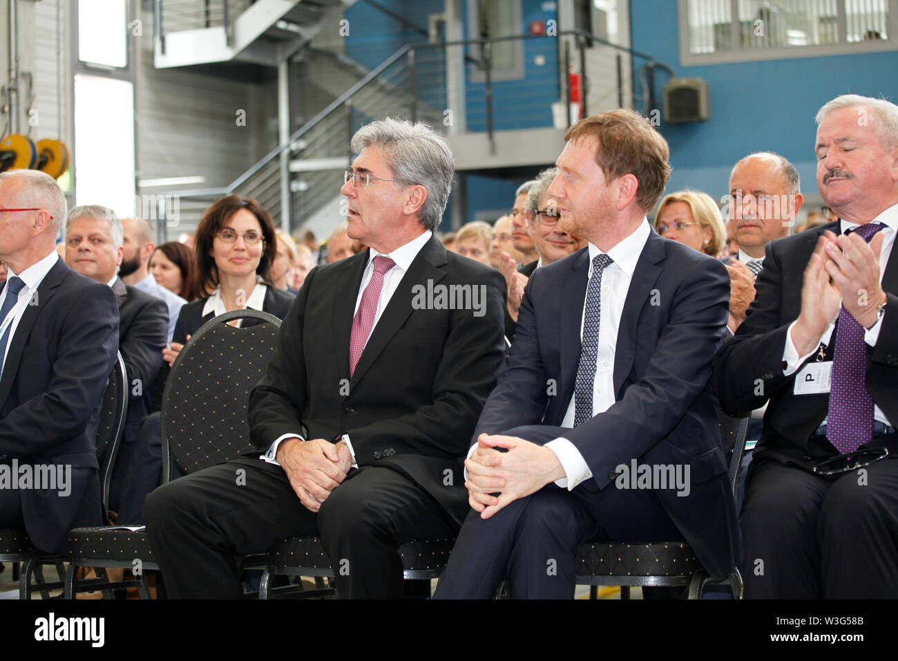 Joe Kaeser, Michael Kretschmer, Ronald Schmidt beim im Siemens-Werk ...