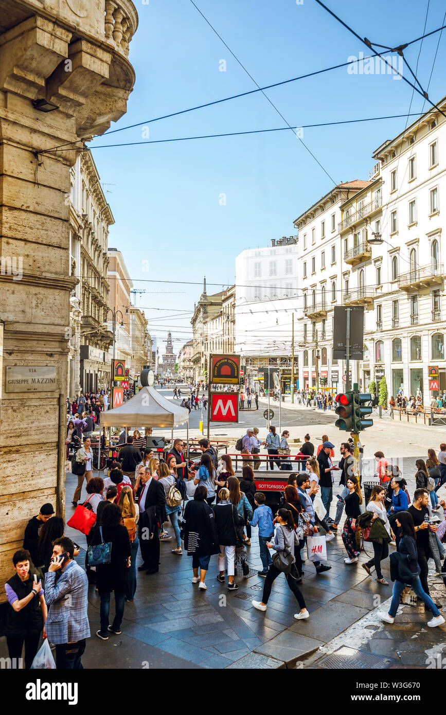 Busy italian train station hi-res stock photography and images - Alamy