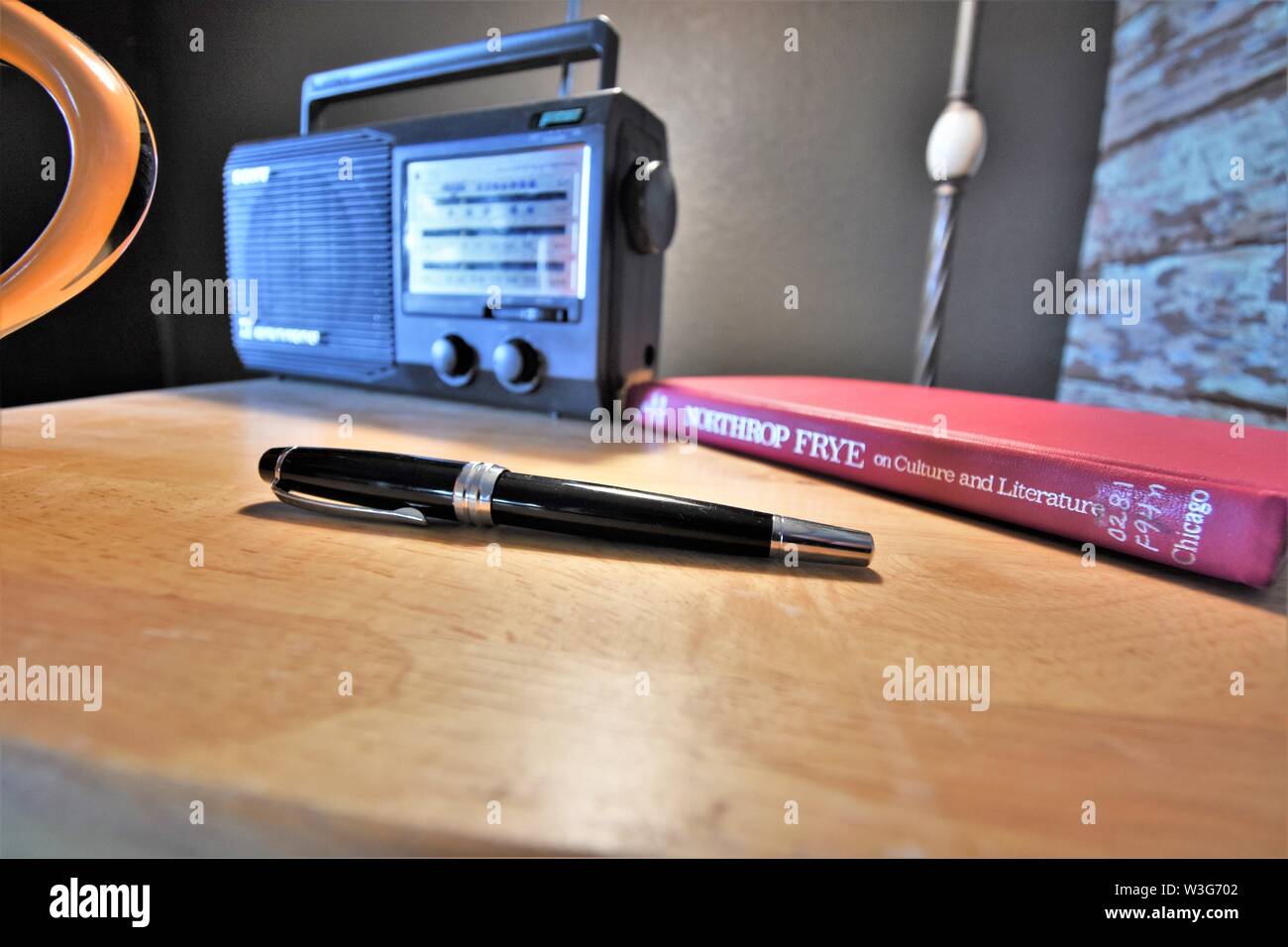 A place to read with fountain pen and radio to learn and enjoy reading ...