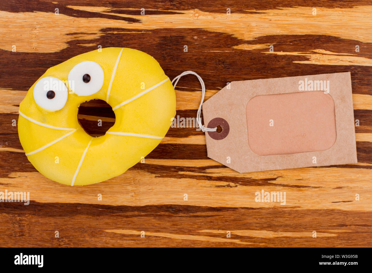 Funny yellow donut and blank price tag Stock Photo - Alamy