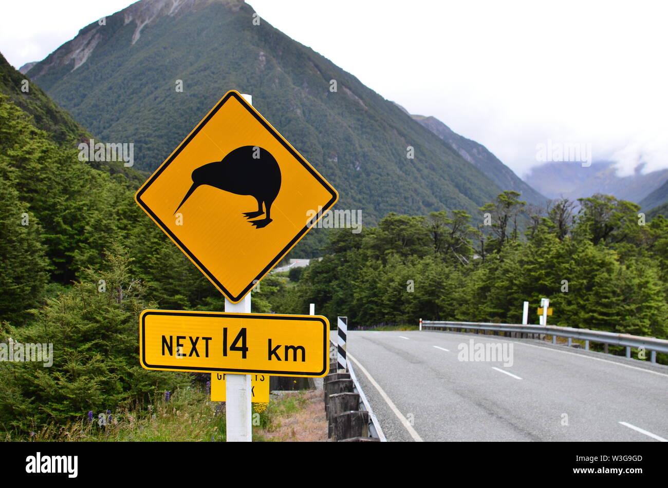 Kiwi crossing sign hi-res stock photography and images - Alamy