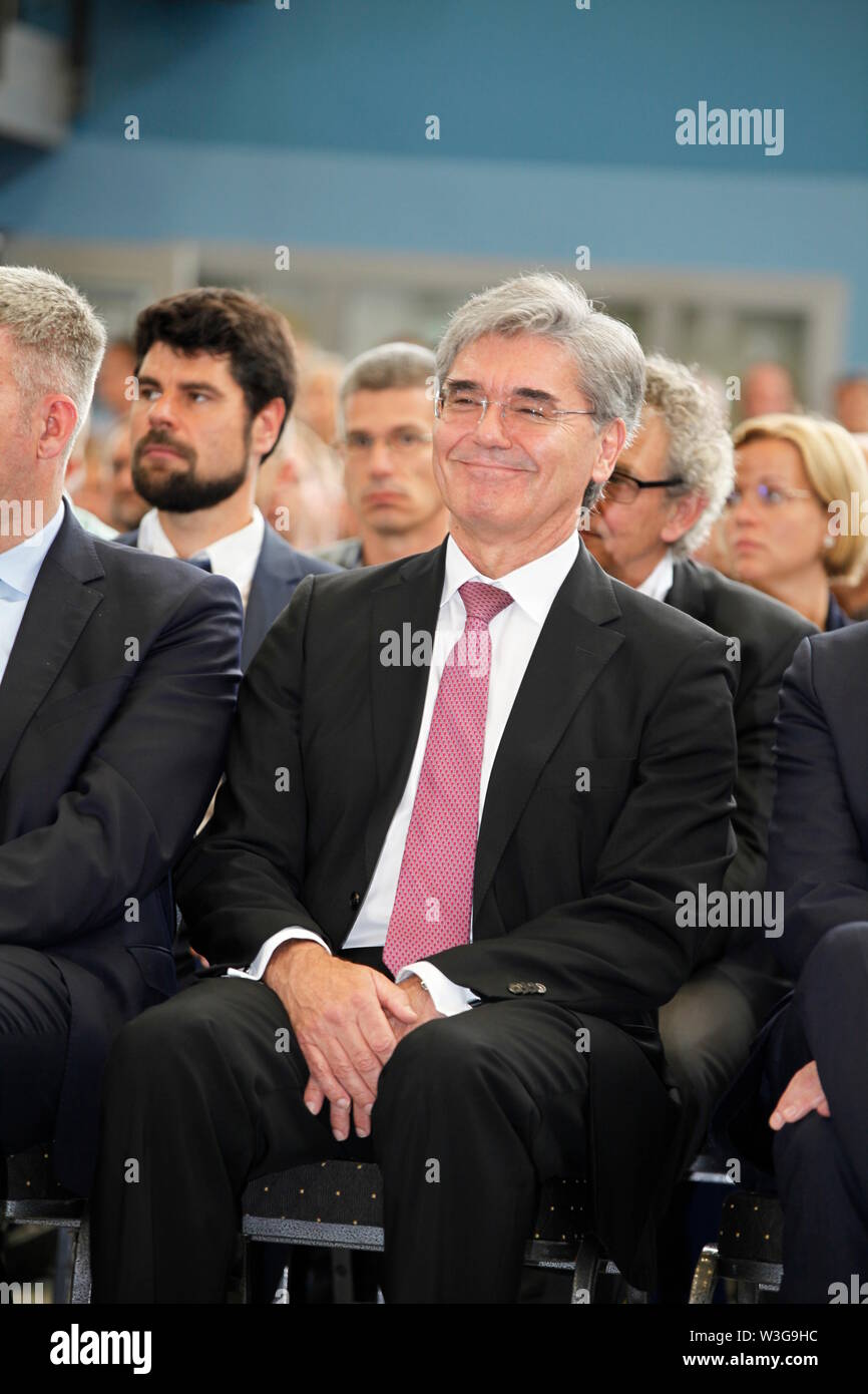 Joe Kaeser, Michael Kretschmer, Ronald Schmidt beim im Siemens-Werk ...